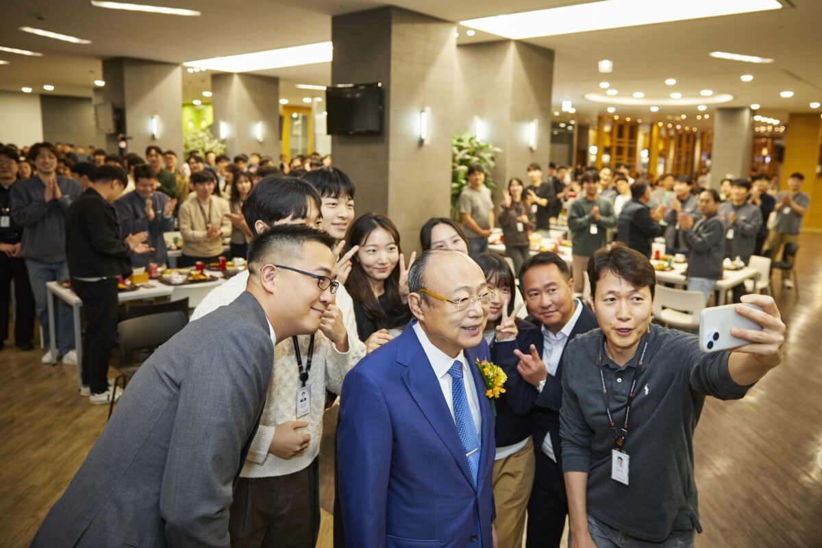 Chairman Visits Pangyo R&D Campus to Commend Team’s Focus on Technological Leadership : Hanwha ...